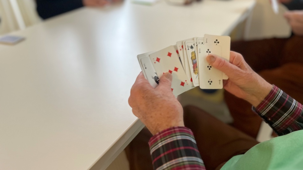 Acke, 100, spelar kort med "ungdomarna" i 95-års åldern