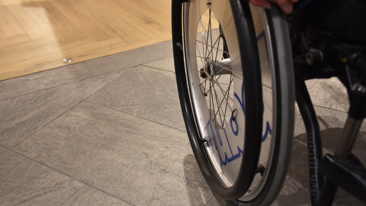 Patientens rullstol tippade – föll till golvet • Inga åtgärder vidtas