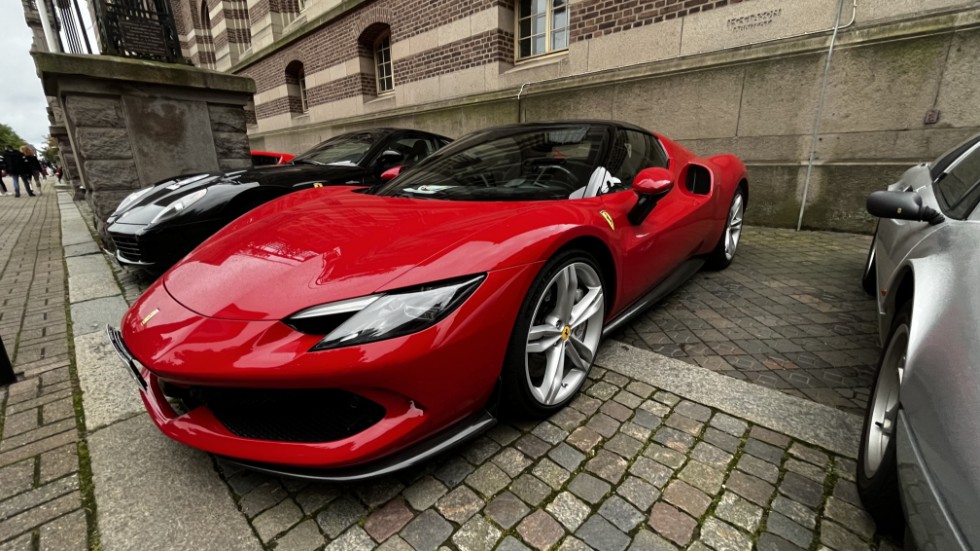 Se Ferraribilarna som samlades i stan