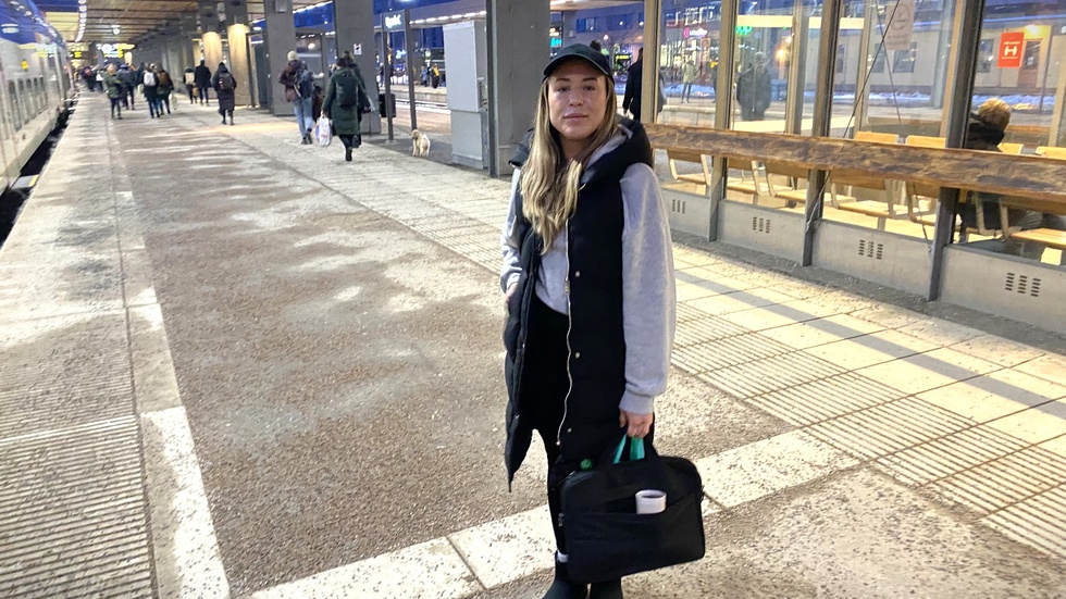 Sover på jobbet – för att tågen inte går