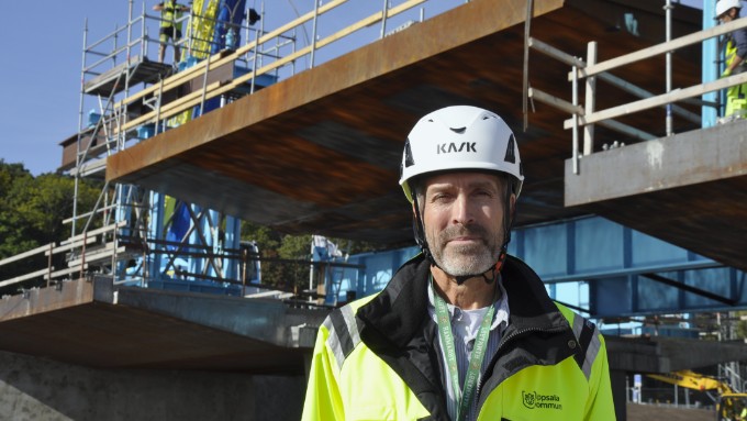 Här lyfts avgörande delen på plats på Tullgarnsbron