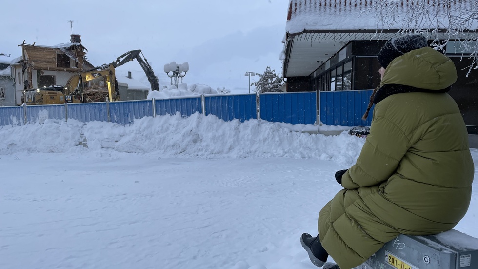Johannas sorg: Ser barndomshemmet malas ned av grävmaskinerna