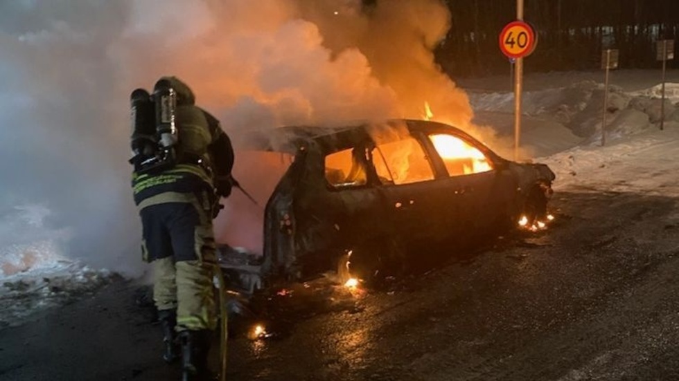 Bil i brand – räddningstjänst ryckte ut