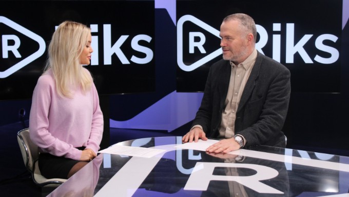 Östgötska programledarna når miljontals tittare från SD:s tv-studio ...