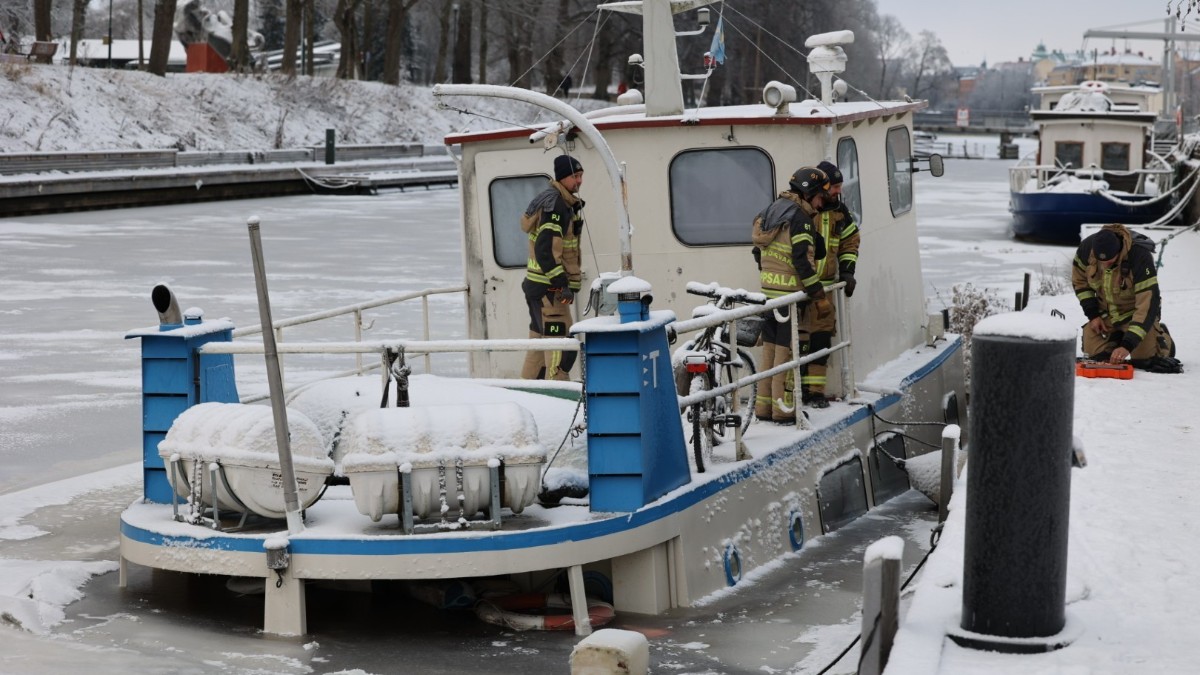 Husbåt sjönk i Fyrisån • Fruset skrov försvårade för räddningstjänsten