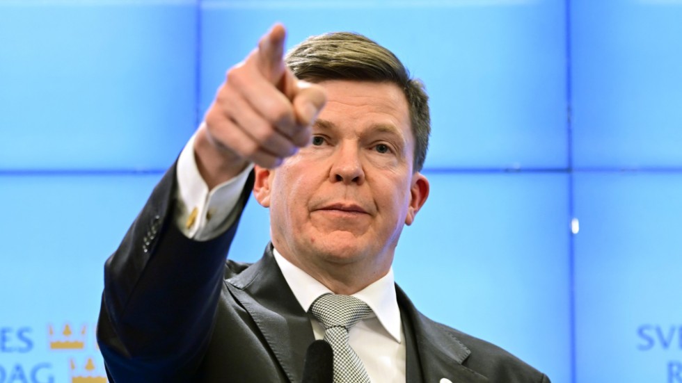 INSÄNDARE: Norlén, säg ifrån – ministrar ska inte titta i sina mobiler ...