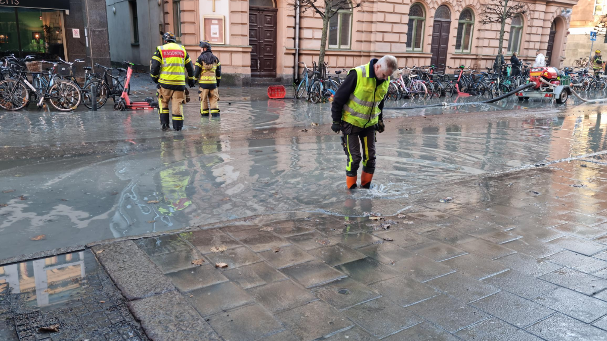 BILDEXTRA: Så såg det ut när gatan översvämmades – och grävdes upp