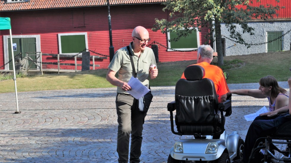 Allsång i Vråkenparken drog 200 personer i strålande sol