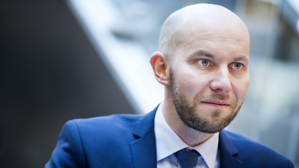 Kommunalrådet slår tillbaka efter kritiken mot toppchefen