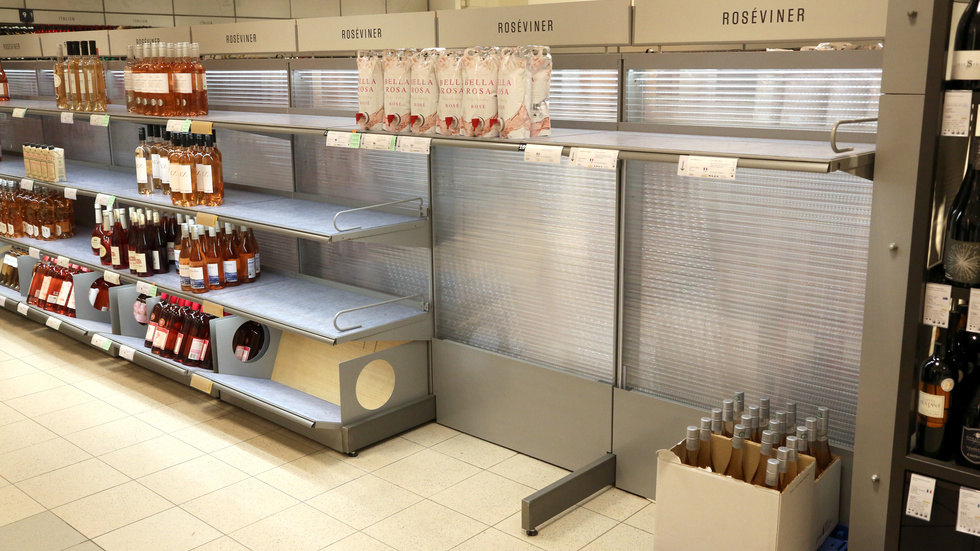 Flera hyllor tomma på Systembolaget i Visby