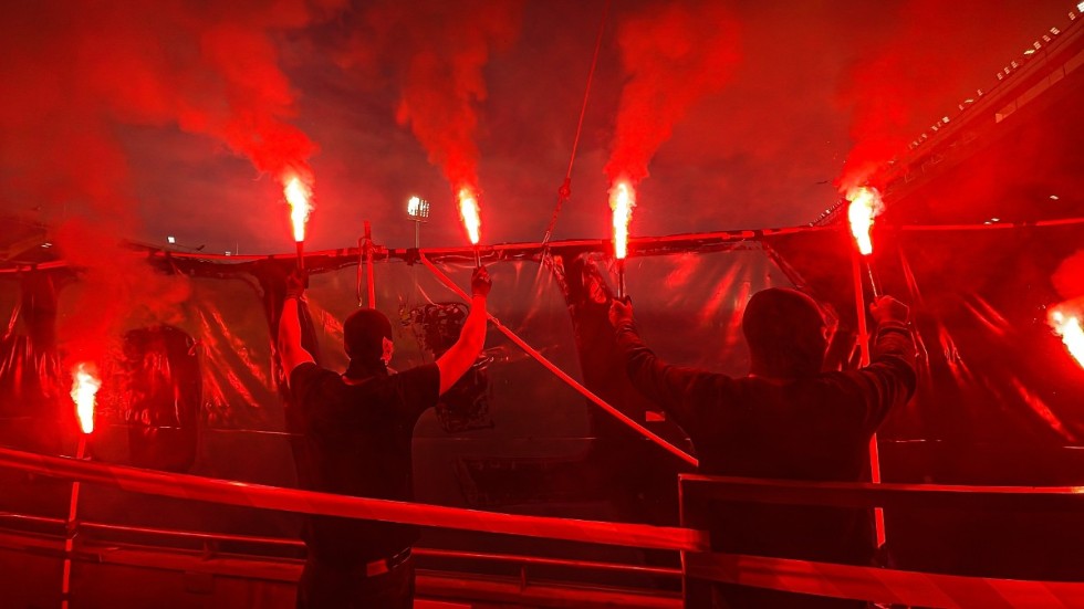 TV: Supportrar bränner bengaler