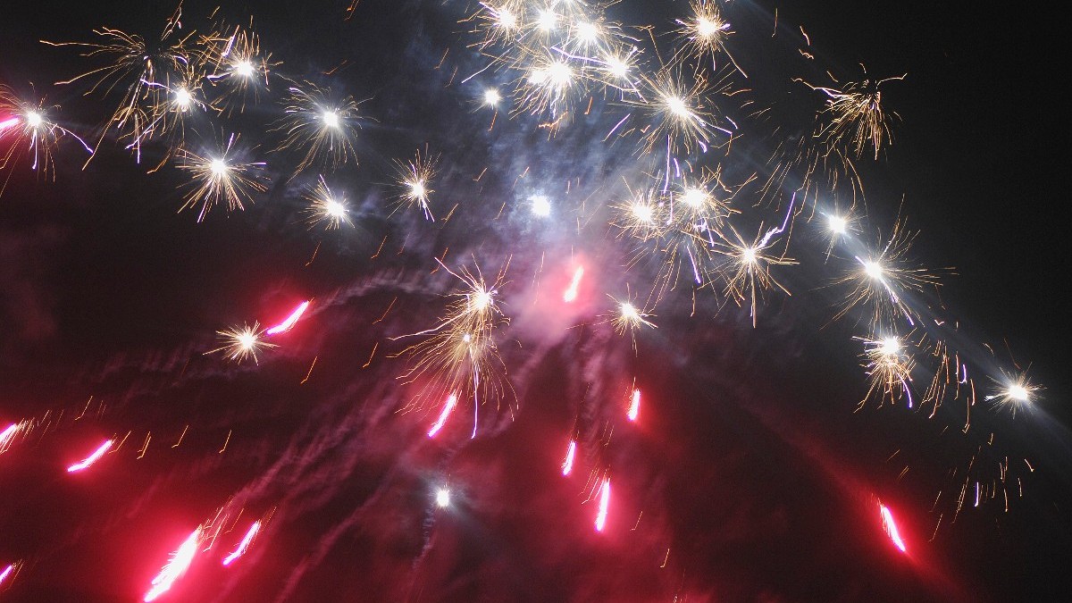 INSÄNDARE: Varför skjuter folk sina nyårsraketer hela kvällen?