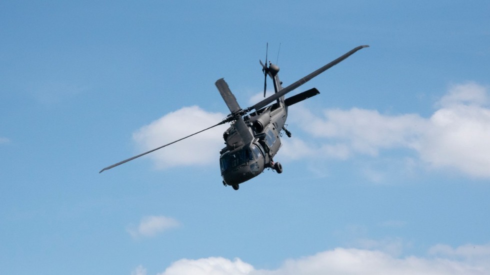 Hyllade piloten förbereder sig för uppvisning med Black Hawk