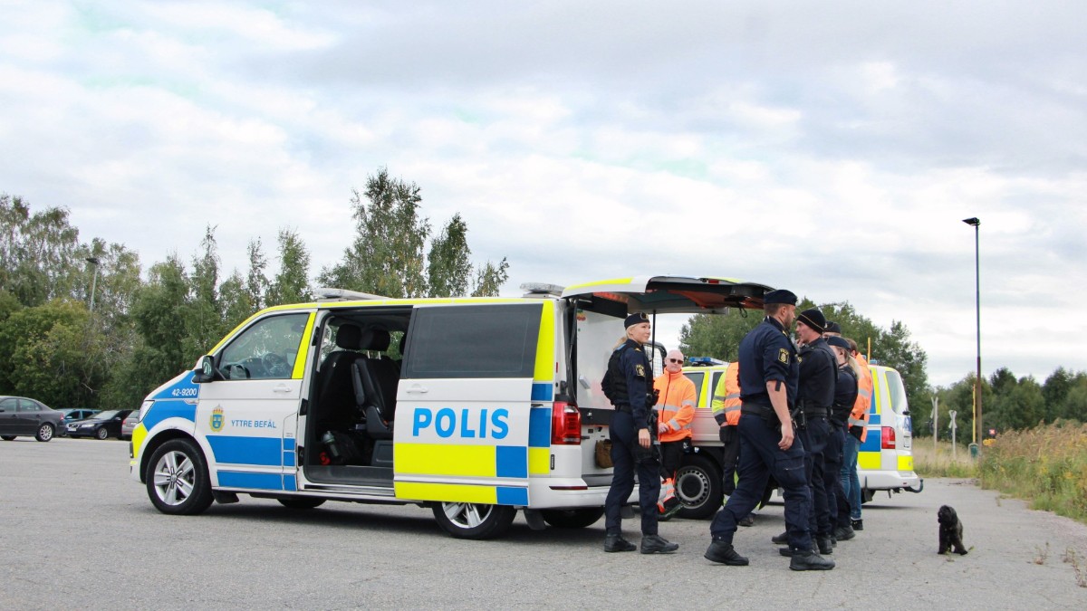 Därför är många uniformerade poliser i hamnen • "Det kan bli störningar"