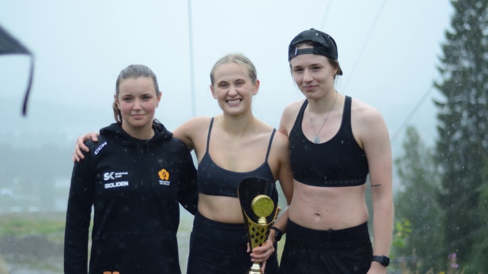 AIK–backen försvarade titeln i Kattas Trophy – lyfte pokalen i regnet ...