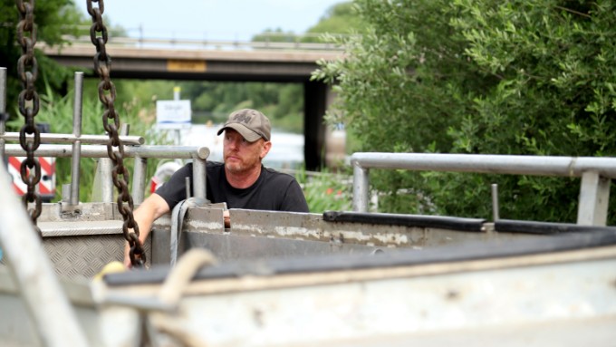 "Spökbåten" i Stångån äntligen bärgad