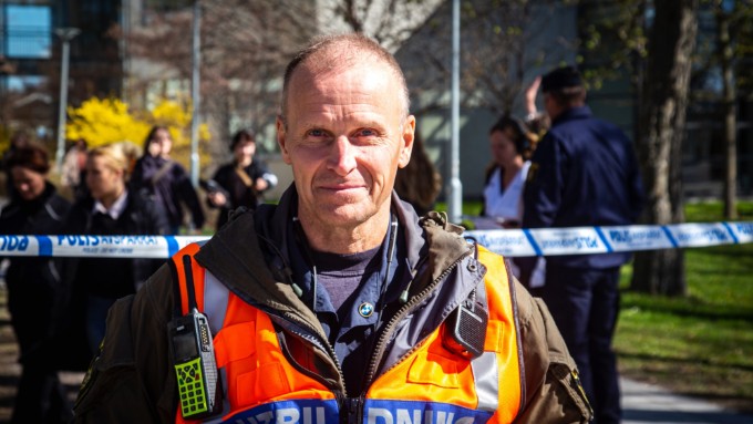 SCENARIOT: Tre beväpnade personer tog sig in på skolan