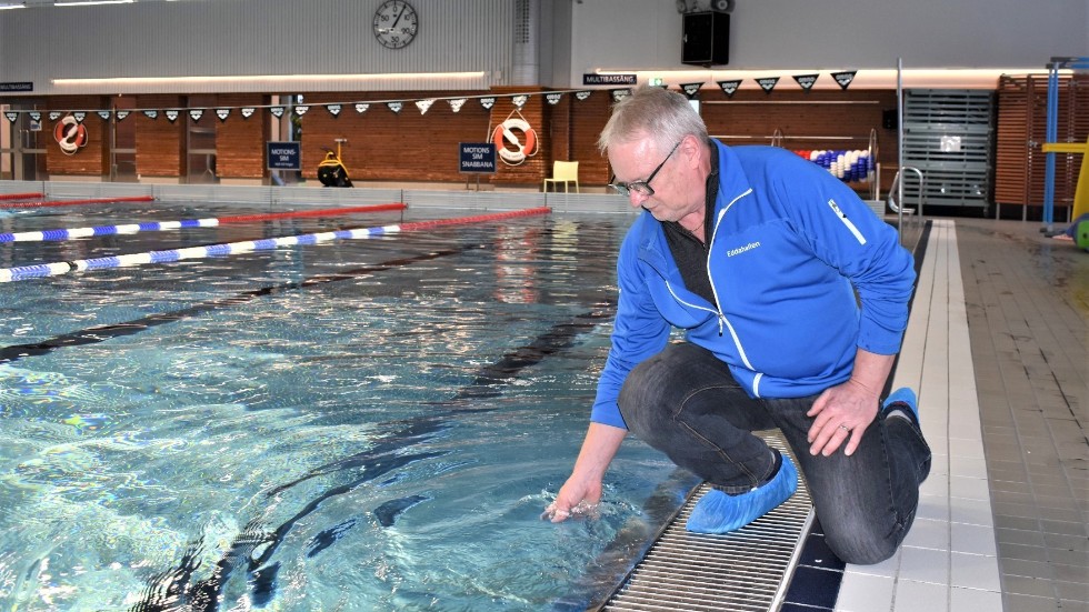 Han har lärt upp tusentals barn att simma • Fick pussmärke av självaste ...