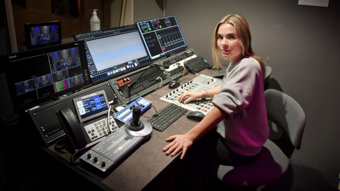 Maja från Skellefteå landade drömjobbet i Stockholm – gör podd med ...