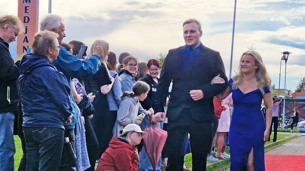 Bildextra: studenter på bal i Pajala