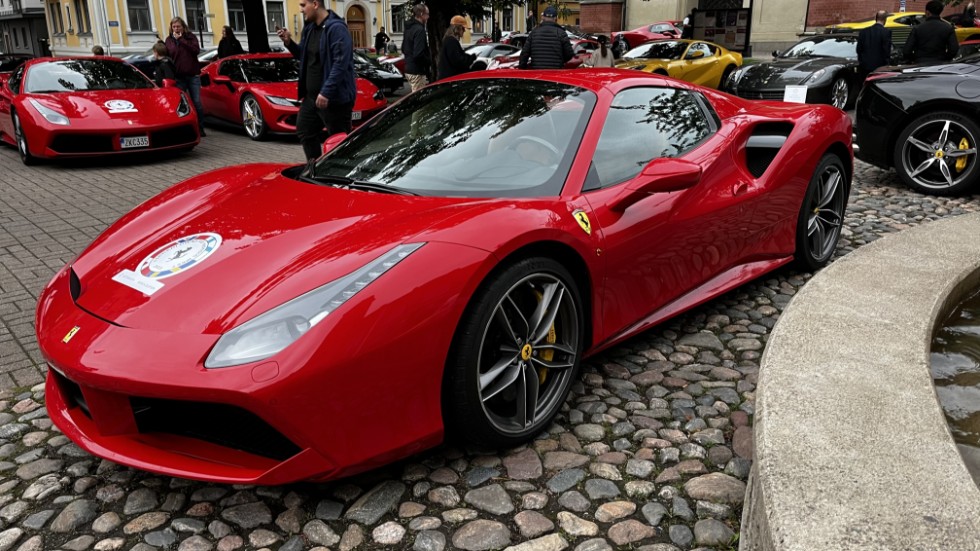 Se Ferraribilarna som samlades i stan