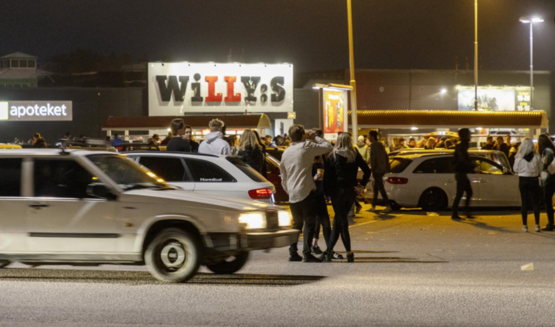 Stor folksamling på parkering i Umeå