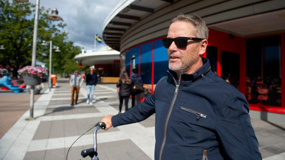 Nu målas Oxelösund om från rött till blått: "Trodde inte jag skulle få uppleva det här"