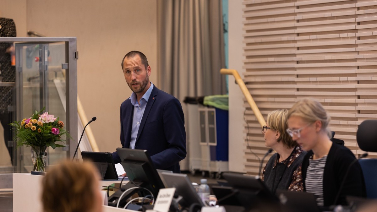 Erik Pelling (S) blir ordförande i kommunstyrelsen – vann med en röst