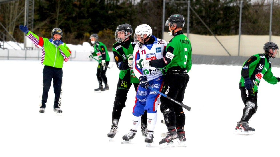 Domaren sänkt när Derby jagade tre poäng: "Gick värre för domaren än ...