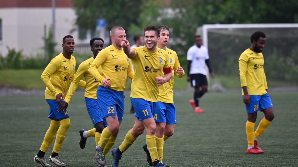 BILDEXTRA: Vild glädje och närkamper – se bilder från derbyt