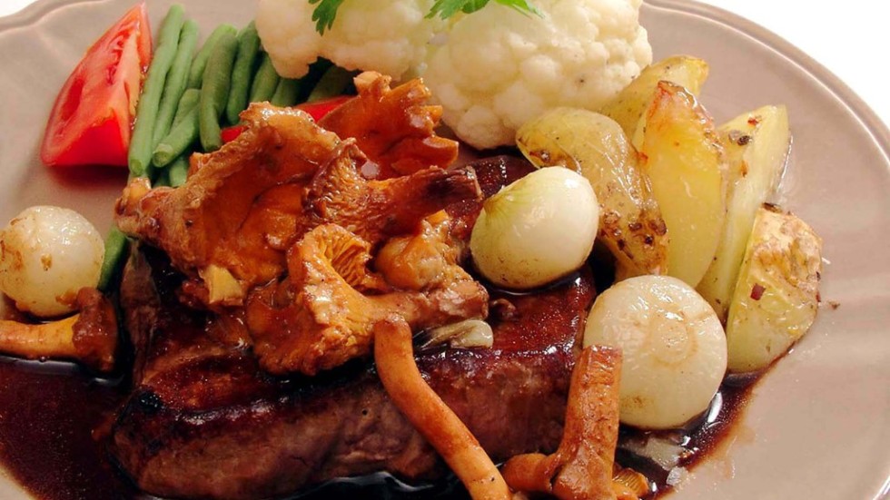 Älgbiff. Biff från älgkalv med timjansky, kantareller och helstekt lök ...