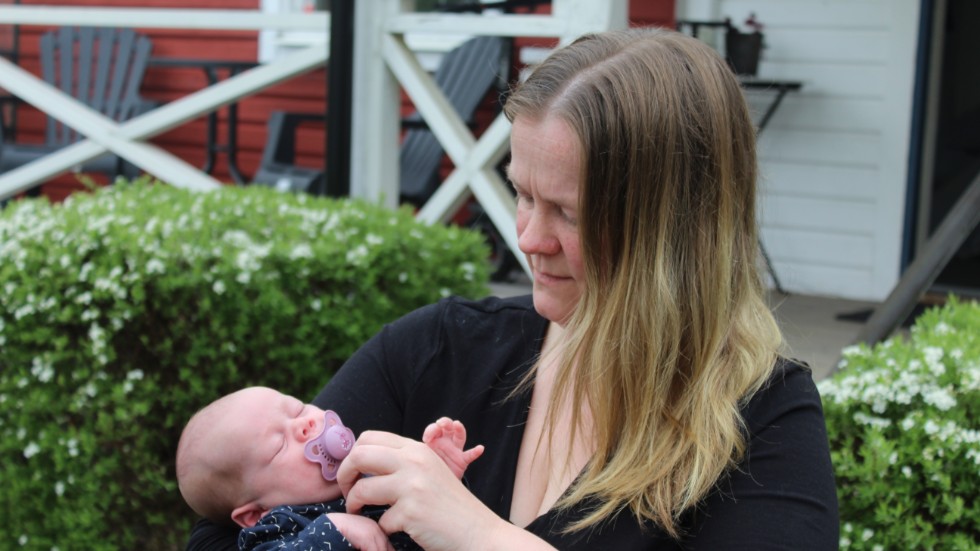 Ida födde sin dotter i ambulansen – hyllar sjukvårdspersonalen