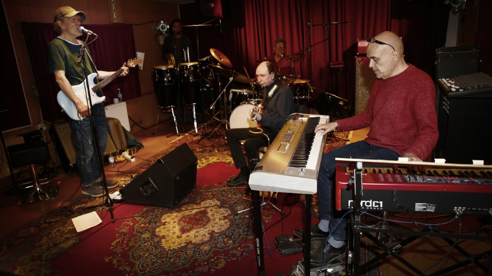 Strupcancern berövade Tony rösten – nu är fingrarna huvudsaken