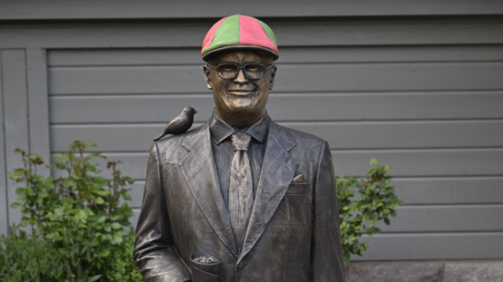 Staty av Povel Ramel avtäckt i Stockholm