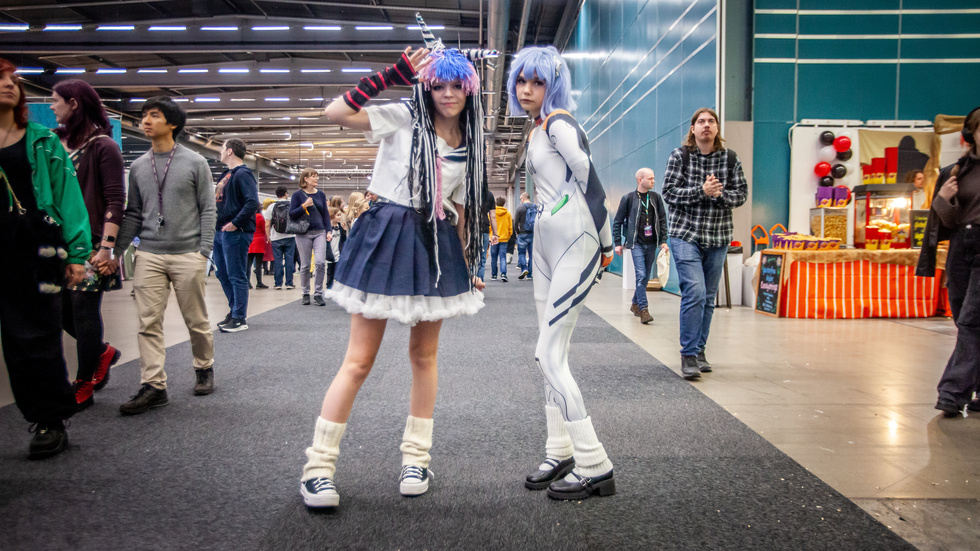 Nyköpingstjejerna Alina och Tindra cosplayar på Comicon