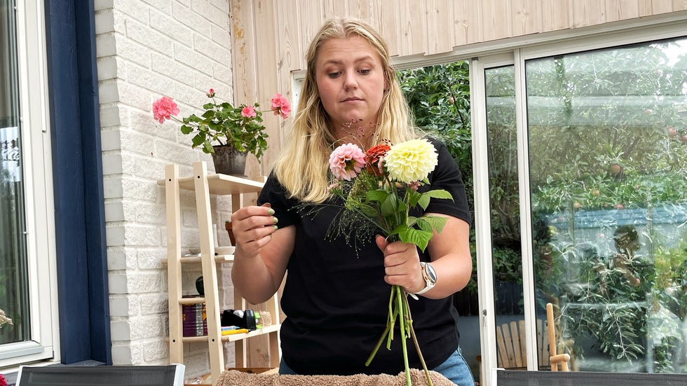 Hanna gifter sig – har odlat alla blommor till bröllopet själv