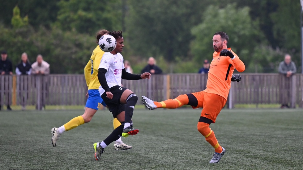 BILDEXTRA: Vild glädje och närkamper – se bilder från derbyt