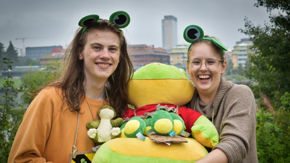 Därför springer det runt grodor, riddare och demoner på stan