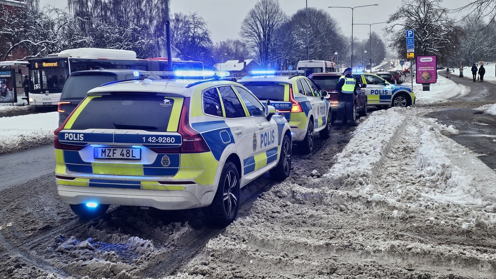 Flera polispatruller stoppade bil på Gamla Övägen