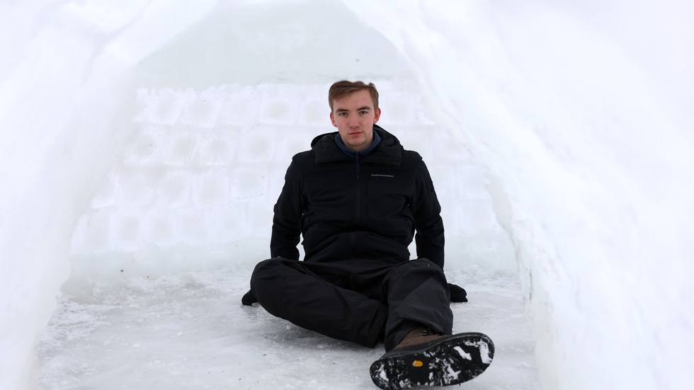 Markus, 17, unika projekt – gjutit 400 isblock till igloo i stan