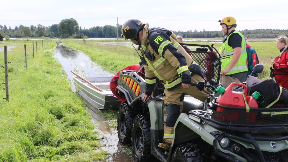 Hagen hamnade under vatten – djuren fick räddas med båt