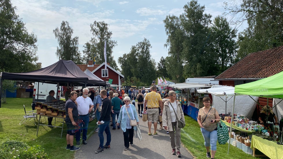 Marknaden vid ån lockade tusentals på lördagen