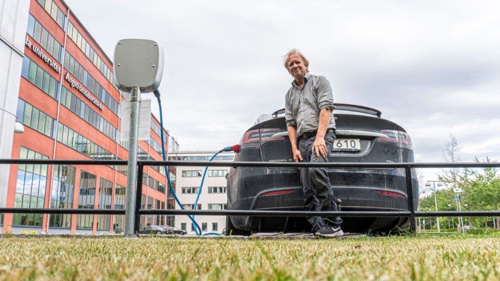 Elprofessorn: "Ladda elbilen i vanligt uttag" • Krossar myten om dyra installationer