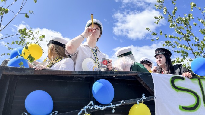 Glada studenter sprang ut från Grans