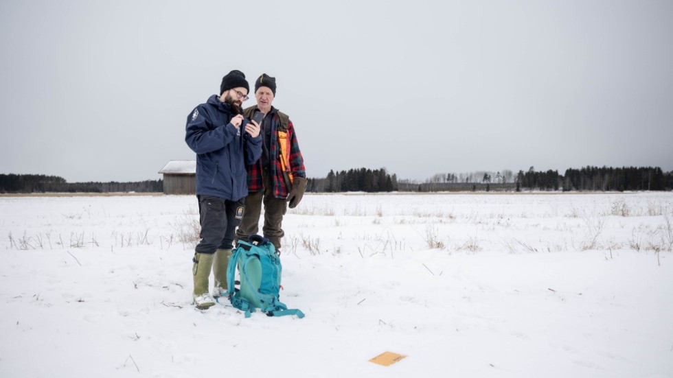Vänder bilen – efter det plötsliga samtalet: "Försten dit då"