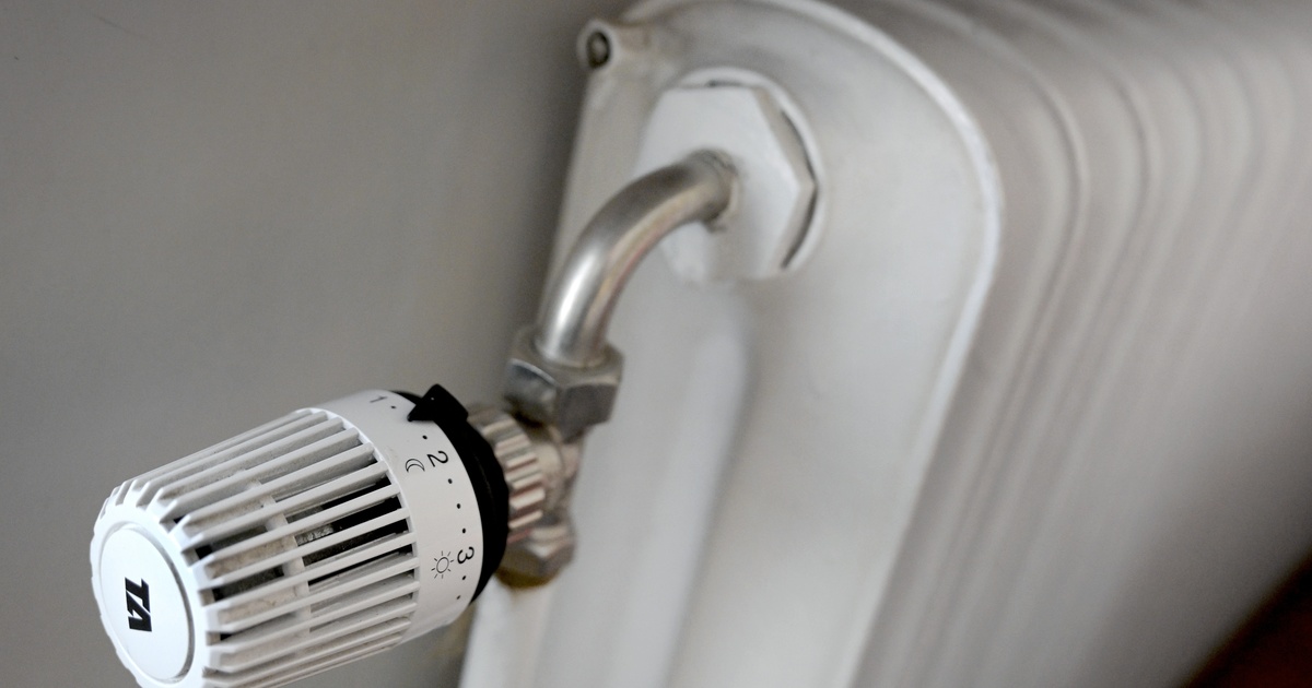 Fyraåringen larmade – mamman hade bundit fast barnet i elementet