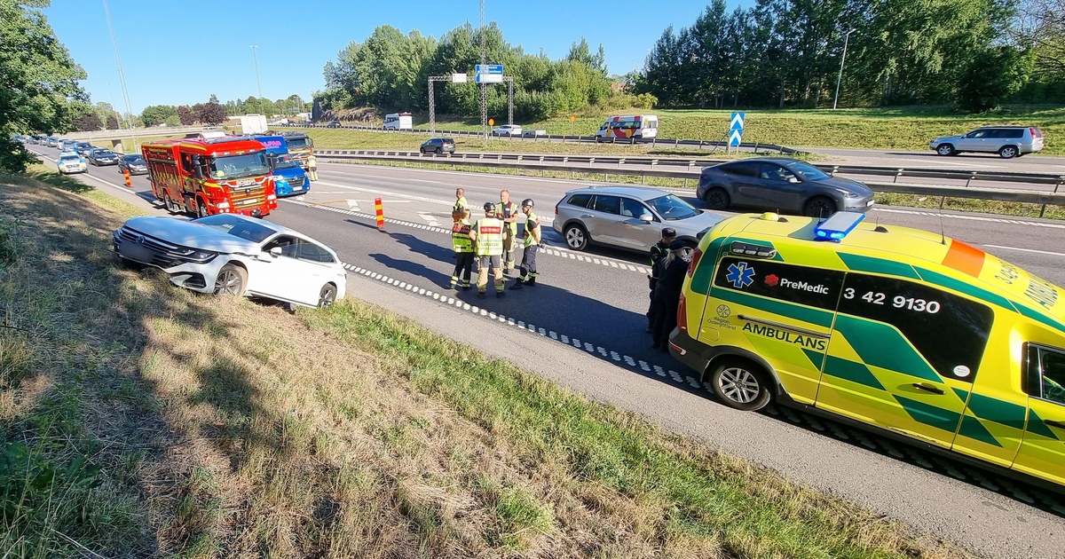 Olycka i Himmelstalund – personbil körde av vägen