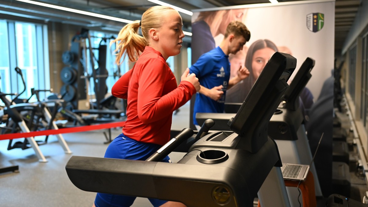 Gymnasieelever springer för att stötta cancersjuka