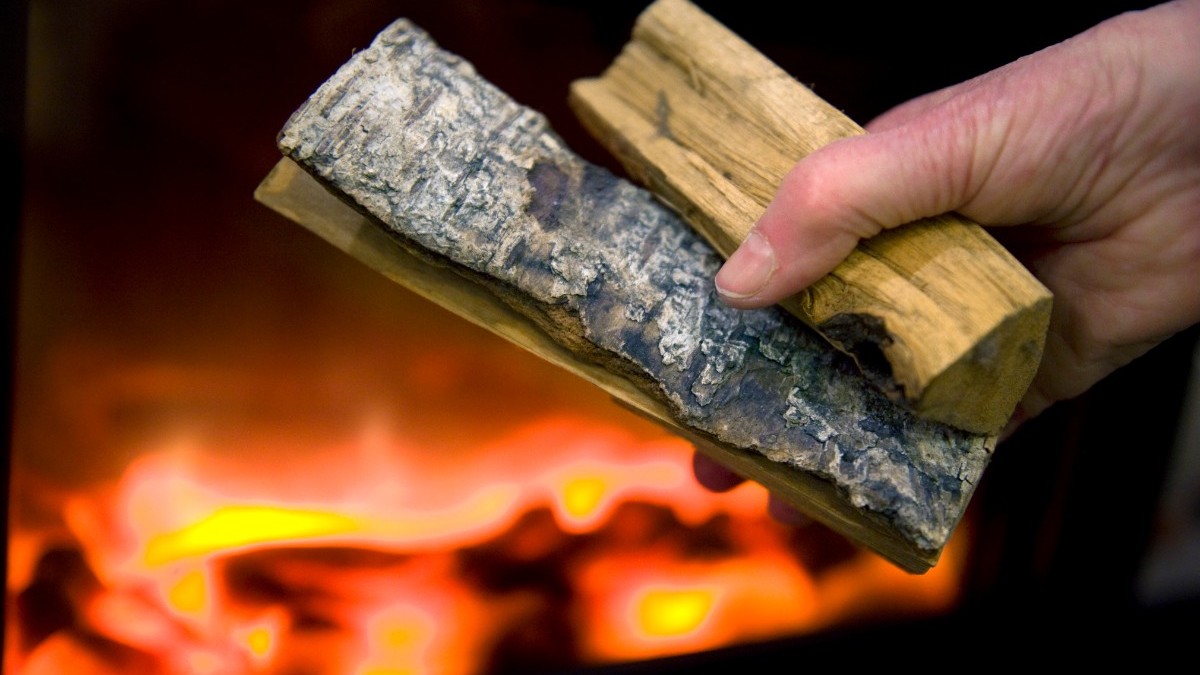 Tänk på det här innan du eldar med ved hemma