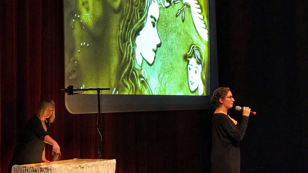 Irina blir stark av att måla med sand